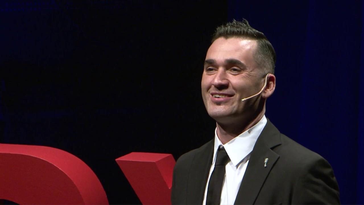 Karim Gonzalez: " Humor y autenticidad" | TED Talk