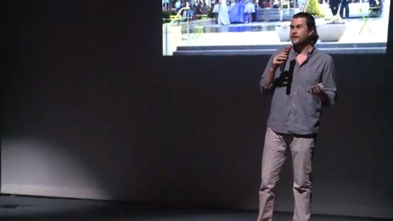 León Staines: SELFIES: Una aproximación geográfica | TED Talk